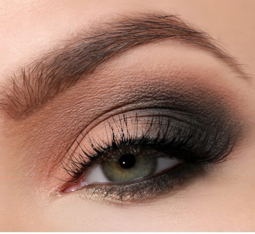 25 Smokey Eye Makeup Ideas for a Seductive and Bold Look - Cafe Makeup