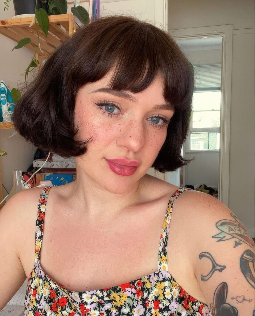 18 Modern Short Bobs With Bottleneck Bangs Today - Cafe Makeup
